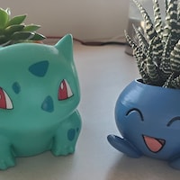 Bulbasaur pintado y maceteros extraños con suculentas/cactus vivos Dos ...