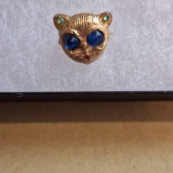 Vintage Renaissance Royal Stone Pin - Etsy