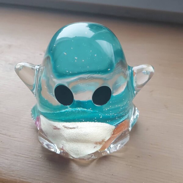 Resin Ghost Ornament, Hydrangeas Ghost, Spooky Gift - Etsy