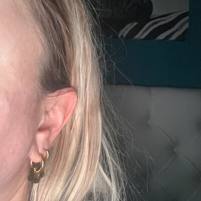 Goldene Creole mit kleinen runden Anhängern. 18 Karat Gold Creolen. Goldene Creolen. Goldene ...