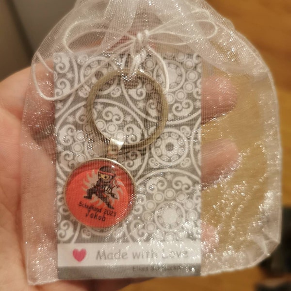 Personalisierter Button Schulkind mit Name und Superheldin für Mädchen als Geschenk zur ...