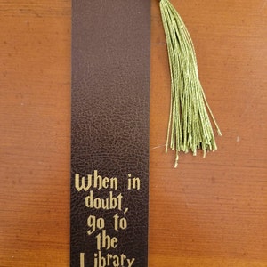 Bedside Book Nook, Book Page Holder, Triangle Book Shelf Bookmark Book ...