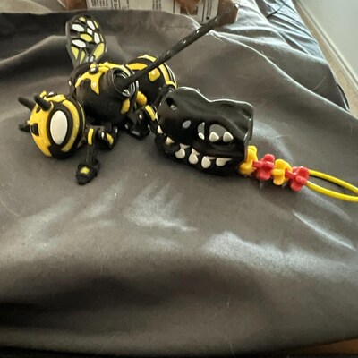 3D Printed Cyber Bee With Articulating Joints and Moving Wings Flexi ...