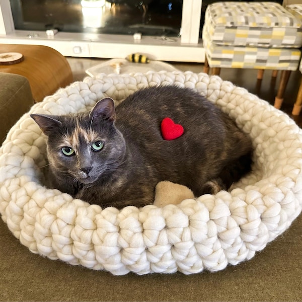 Pet Bed. Cat Basket. Luxury Pet Bedding. Ivory. Cream. Cat Bed. Chunky ...