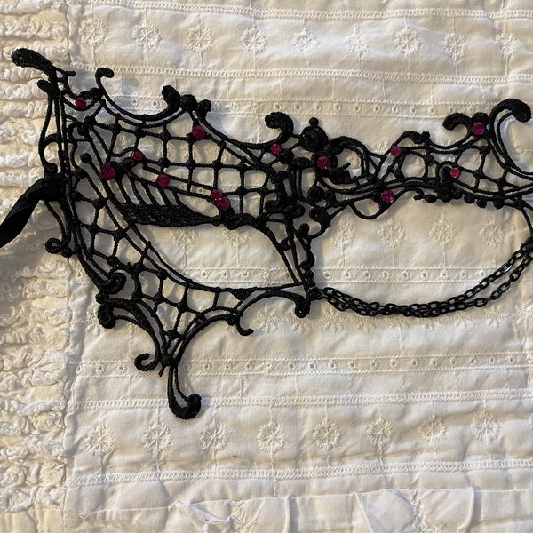 Half Face Masquerade Mask With Silver Chains and Rhinestones for Women ...
