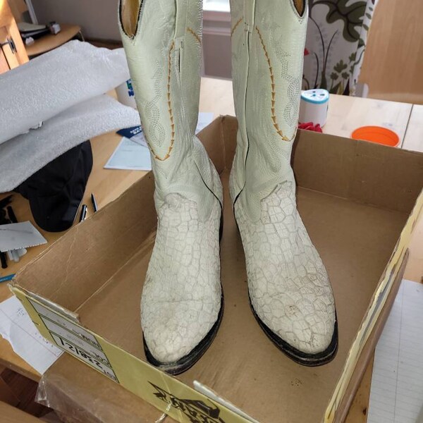 Vintage Western Men’s Wrangler Cowboy Boots With Iridescent Tint and ...