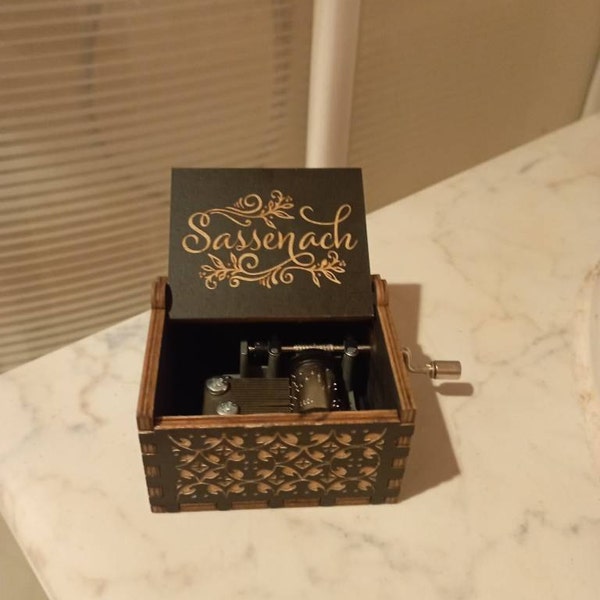Outlander Sassenach Music Box: Skye Boat Song, Custom Engraved Gift - Etsy