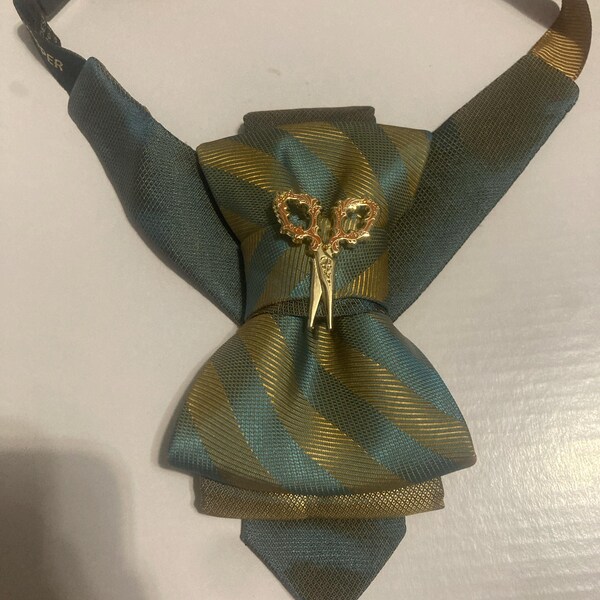 ANTIQUE OIL LAMP. Enamel Pin. Gold Finish. Hard Enamel. Dark Academia ...