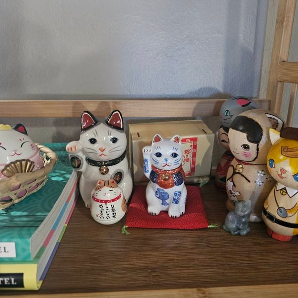 Japanese Lucky Cat Statue Maneki Neko, Beckoning Waving Cat for ...
