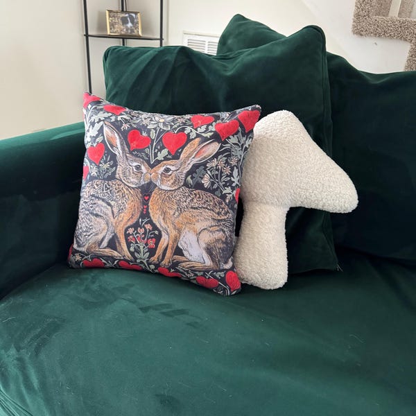 William Morris Rabbit Round Rug, White Rabbit Morris Rug, Morris Tulips ...