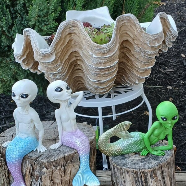 Bigfoot the Rude ‘flipping the Bird’ Sasquatch Yeti Statue Indoor ...