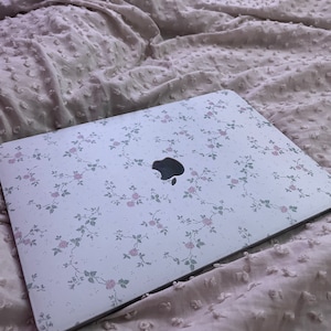 Pretty Flowers on Light Pink Flora MacBook Case for New MacBook M1 M2 ...