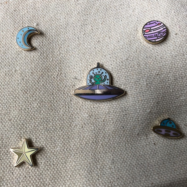Tiny Alien Enamel Pin - Etsy