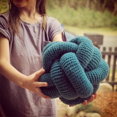 CROCHET PATTERN Knot Pillow the Mare - Etsy