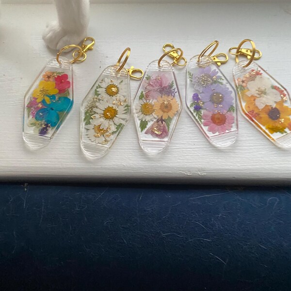 Pressed Flower Retro Motel Keychain | Custom Keychain | Pressed Flower ...