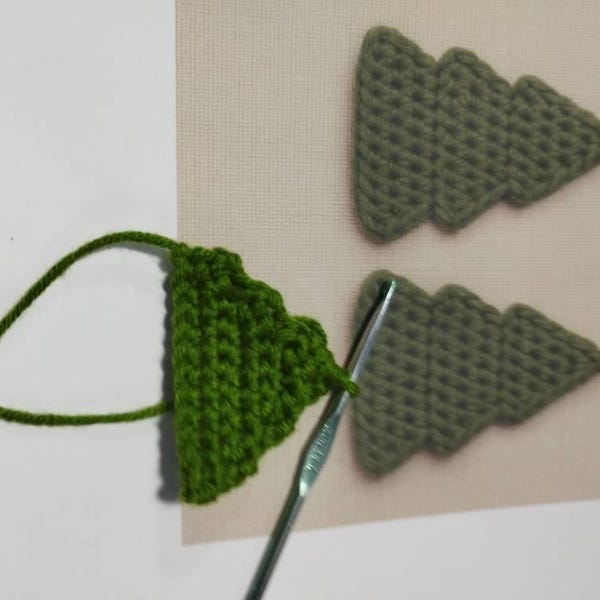 Flat Christmas Tree Amigurumi Keychain – Full Crochet Pattern (beginner ...