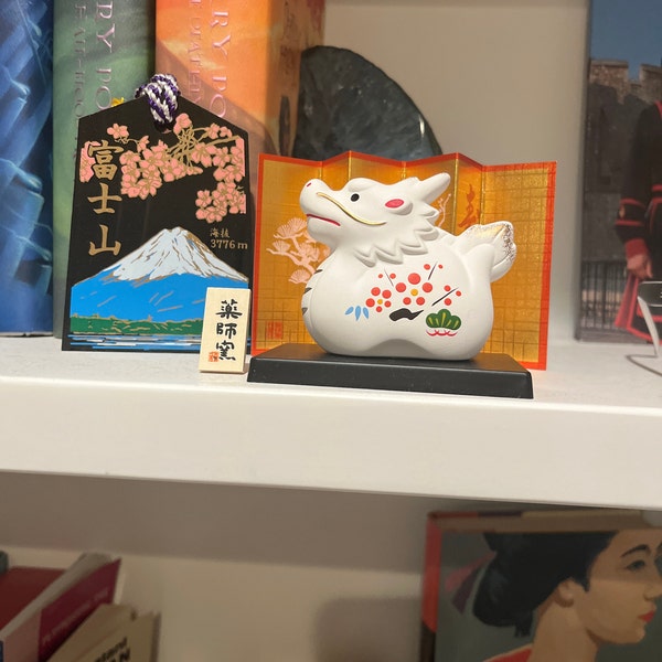 Yellow Japanese Lucky Cat Statue Maneki Neko, Beckoning Waving Cat for ...
