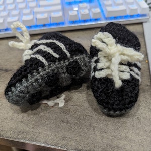 Soccer Cleat Baby Booties PDF Crochet Pattern4 - Etsy