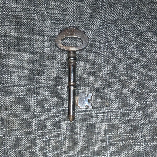 Skeleton Key - Rare Antique GENUINE Frog-legs Bow French Chalet Key ...