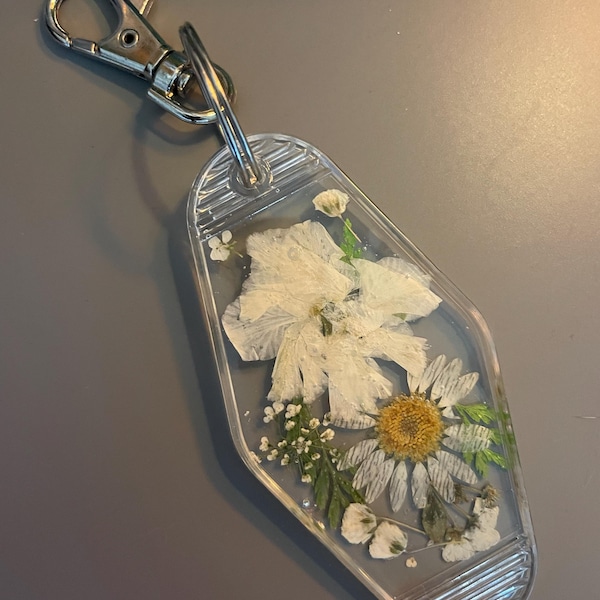 Pressed Flower Retro Motel Keychain | Custom Keychain | Pressed Flower ...