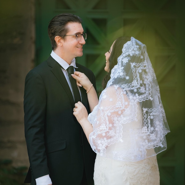 White Lace Mantilla Veil, Short Chapel Veil, Spanish Style Wedding Head ...