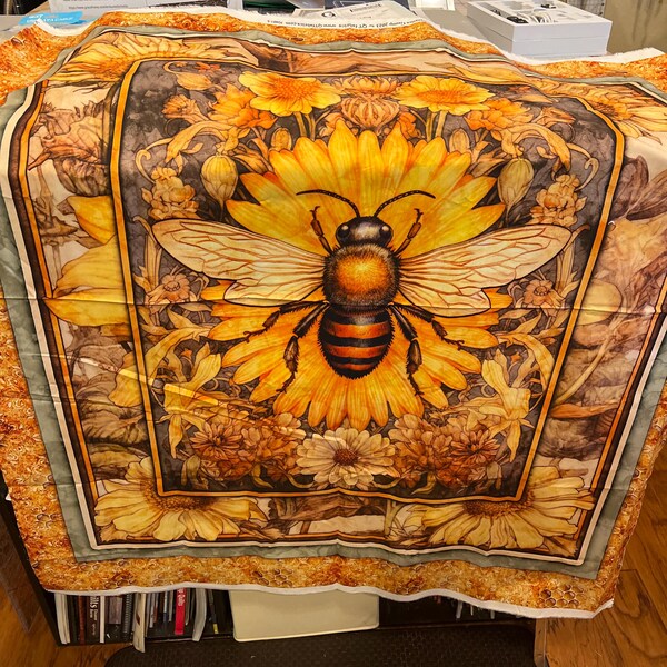 Queen Bee Panel 30481 Honey S - - QT Fabrics - Honeybee - Quilting ...