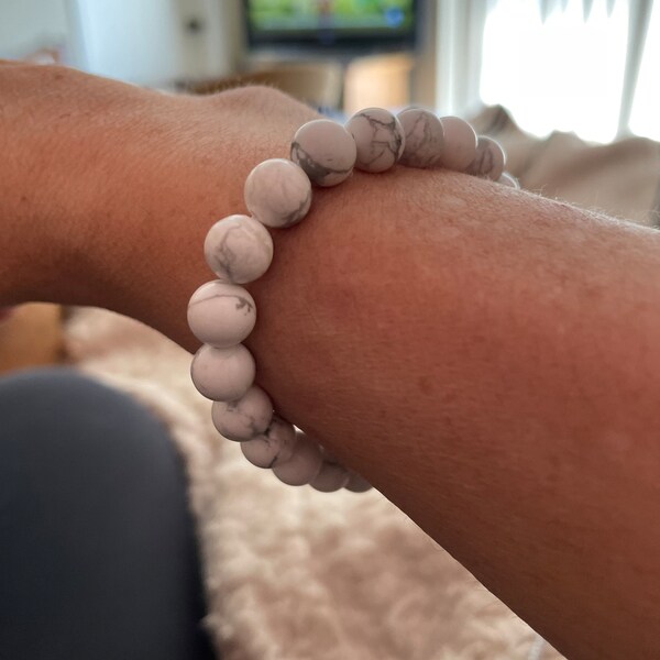 Howlite Gemstone Bracelet White Crystal for Calming Natural Howlite Beaded Stone Bracelet ...