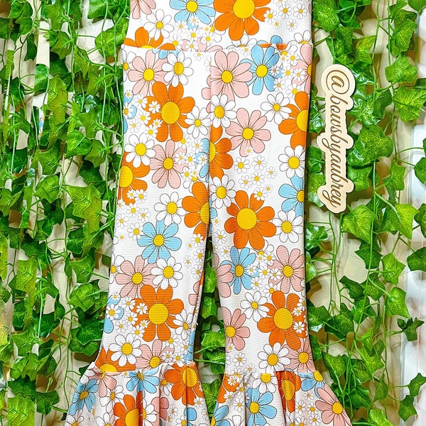 Muted Retro Floral Seamless Pattern for Summer, Hippie Daisy Flowers ...