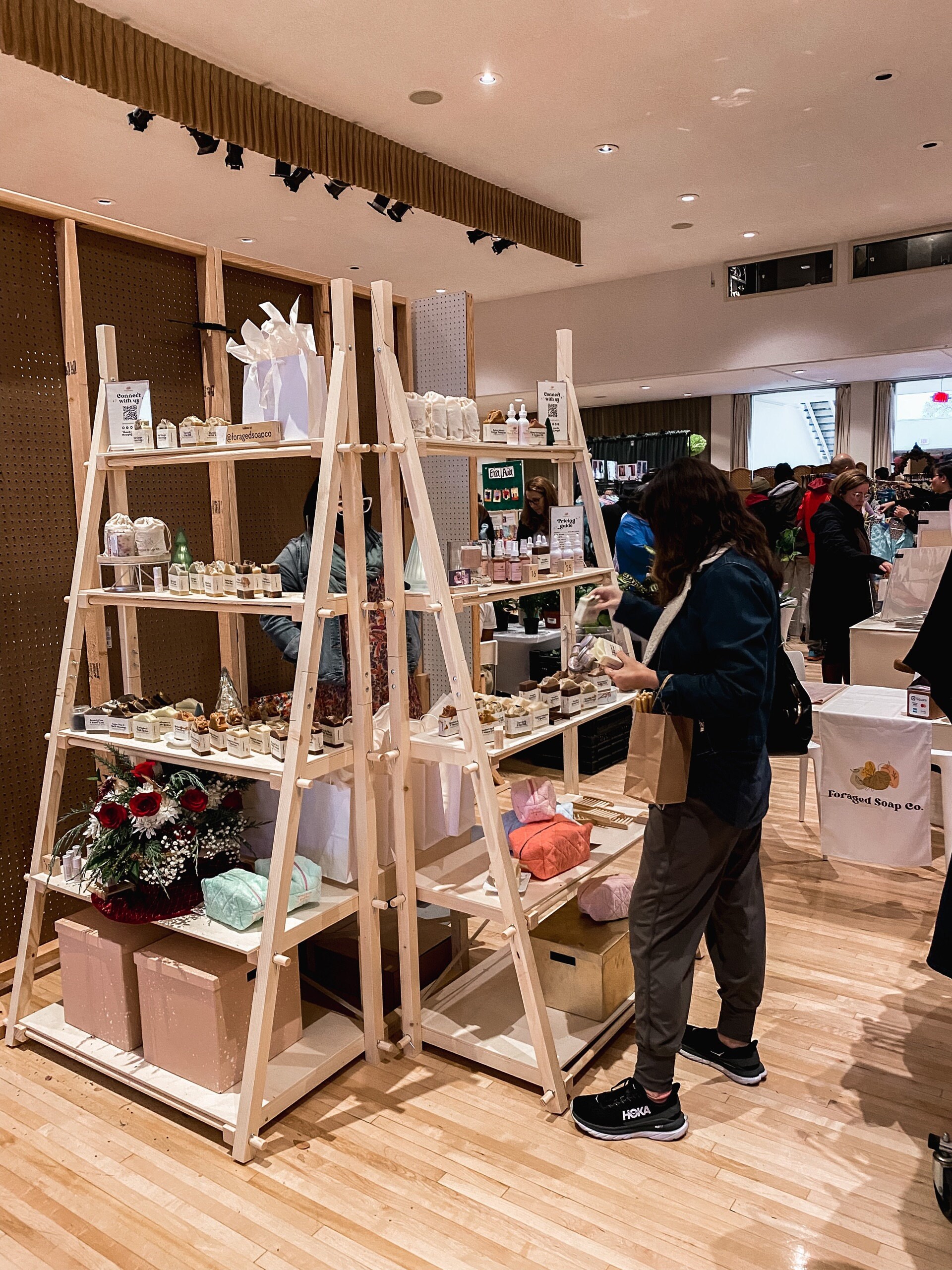 SET California: Total shop fixture, tables VC-15-NT & shelves VS-05-NT ...