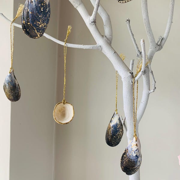 Jingle Shells William Morris Christmas Decoration Dark Pimpernel Gold ...