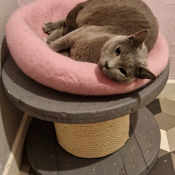 Wooden Round Display Stand for Shop Studio Hotel Tack Room Event ...