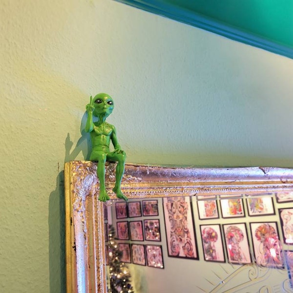 Rude Alien Statue “flipping the Bird” 10″ H Shelf Sitter ...