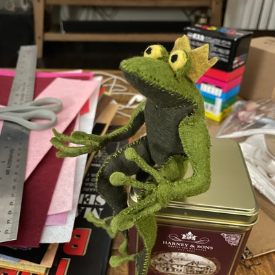 The Frog Prince Kit, Felt Animal Craft Kit Frog Sewing Kit Hand-sewing ...