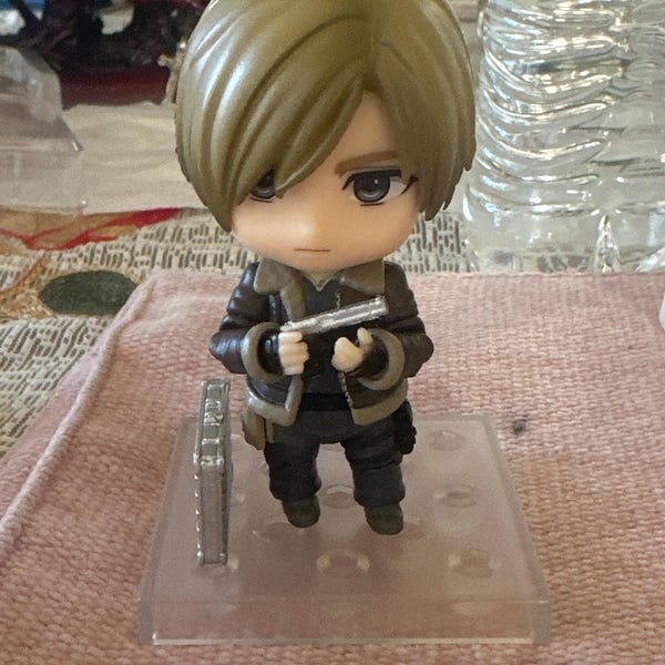 Leon S Kennedy Chibi/ Good Smile Company Resident Evil 4: Leon S ...