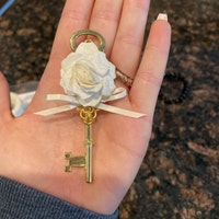 Ivory Rose Skeleton Key Boutonniere - Etsy Portugal