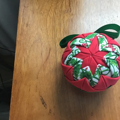 DIY Traditional Quilted Fabric Ball Christmas Ornaments Pattern and ...