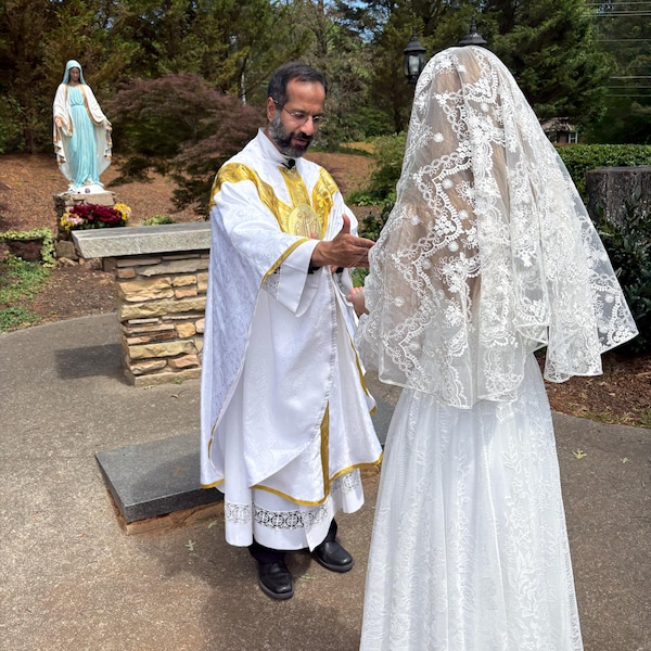 White Lace Mantilla Veil, Short Chapel Veil, Spanish Style Wedding Head ...