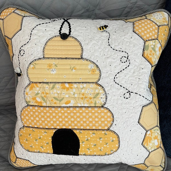 Bee Buttons by Buttons Galore // Novelty Sewing Scrapbooking Flying ...