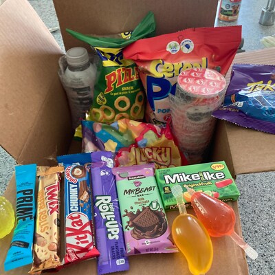 Kit Kat Lovers Bundle Kitkat Gift Set Chocolate Frosted Donut, Lemon ...