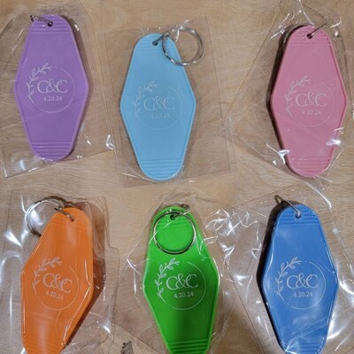 Personalized Vintage Keychains 100 Units: Distinctive Wedding Keepsakes ...