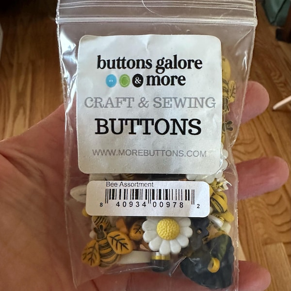 Buttons Galore & More Christmas Collection of Novelty Buttons for DIY ...