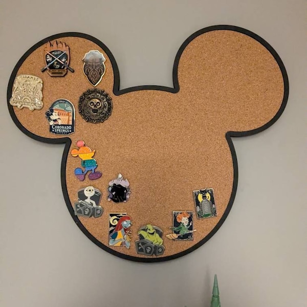 Disney’s Mickey Mouse , Minnie Mouse Pin Board, Disney Pin Trading ...