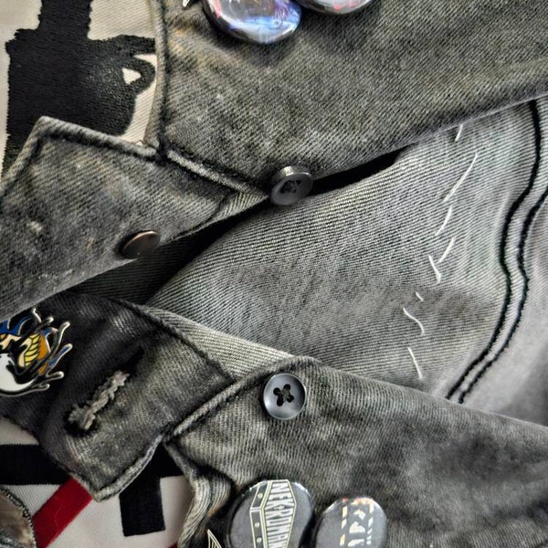 Spiderweb Convertible Clasp Handbag in Black - Spooky Halloween Fashion ...