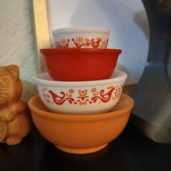 Miniature Pyrex-inspired Mixing Bowls – Stackable Retro Kitchen Display ...