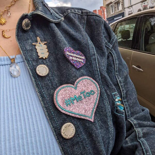 Broche pailletée brodée Self love bijou tissu rose fuchsia paillettes ...