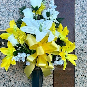 Red Cardinal Christmas, Crypt, Gravesite, Memorial, Funeral Flowers ...