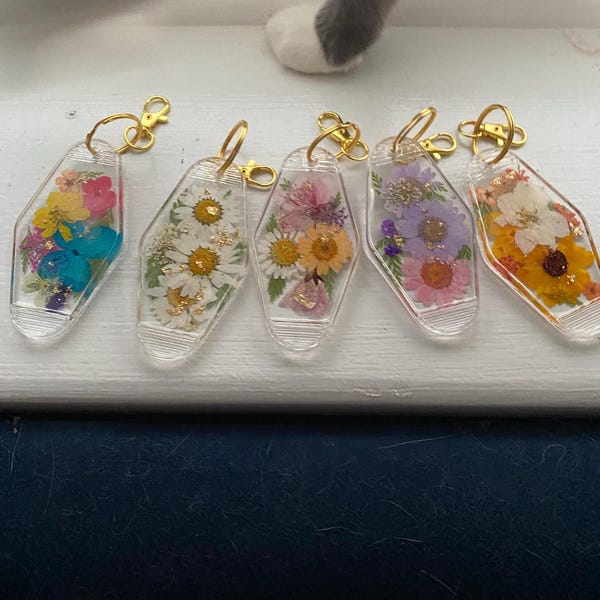 Pressed Flower Retro Motel Keychain | Custom Keychain | Pressed Flower ...