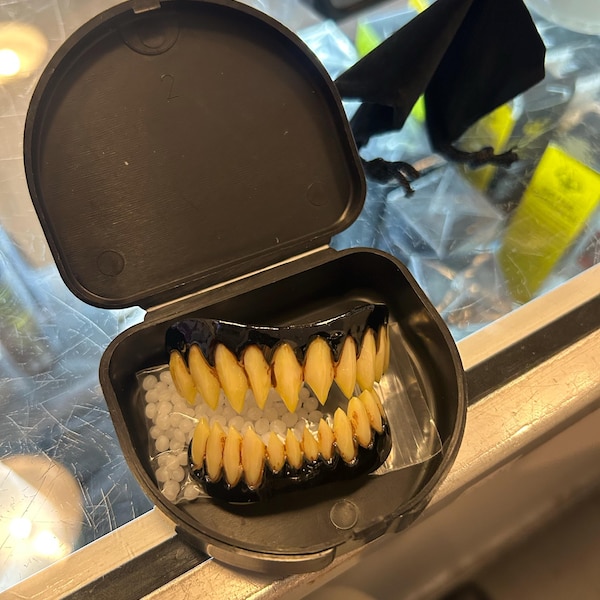 Black Pennywise Teeth Costume Appliance Veneers Dental Distortions 2.0 ...