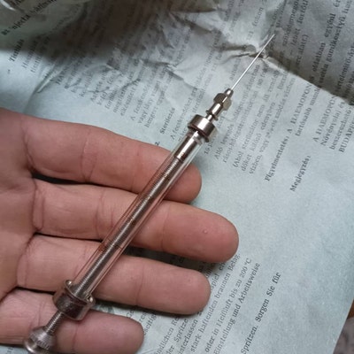 EXCELLENT CONDITION Vintage Medical 5ml Glass Syringe Metal Equipment ...