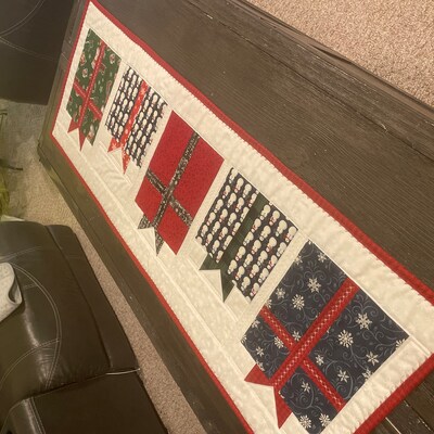 Christmas Present Table Runner PDF Pattern - Etsy